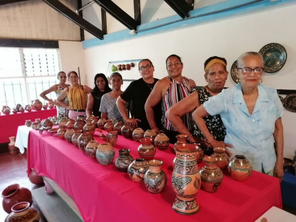 Mujeres artesanas de Guaitil le invitan a la feria de cerámica ...